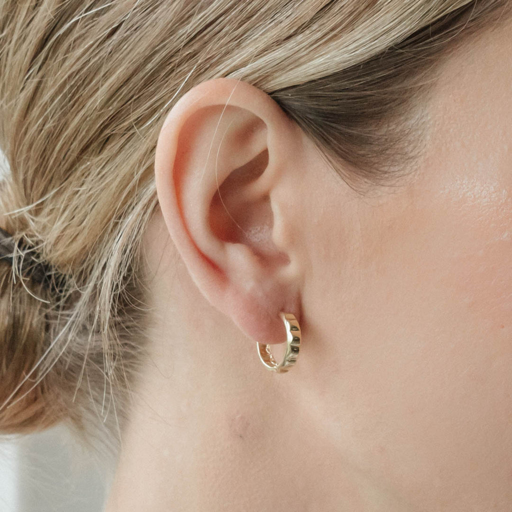 Deco Carré Huggie Hoops – Juliet Aurel